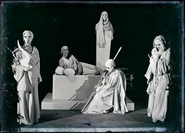 Bal-blanc-chez-les-Noailles-vers-1930-Christian-Berard-Boris-Kochno ...